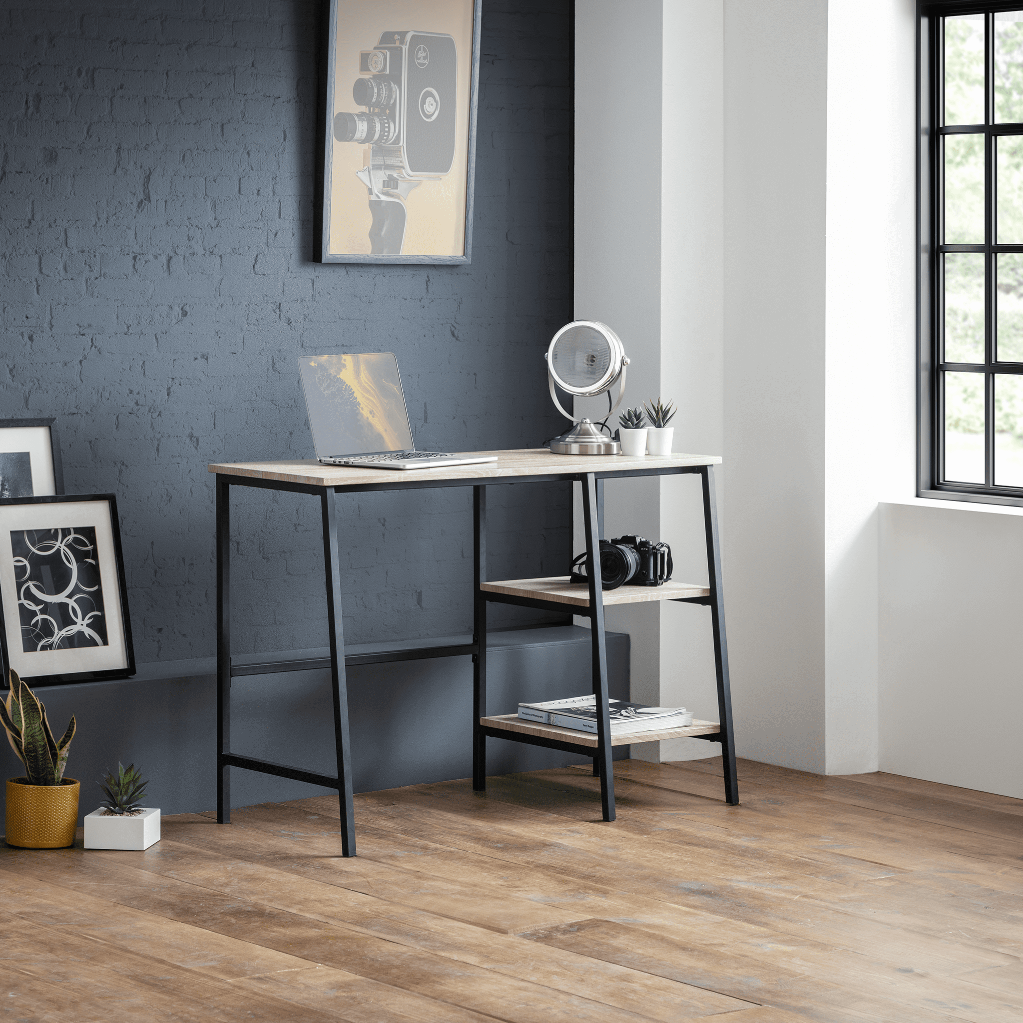 Hugo Desk | Des Kelly